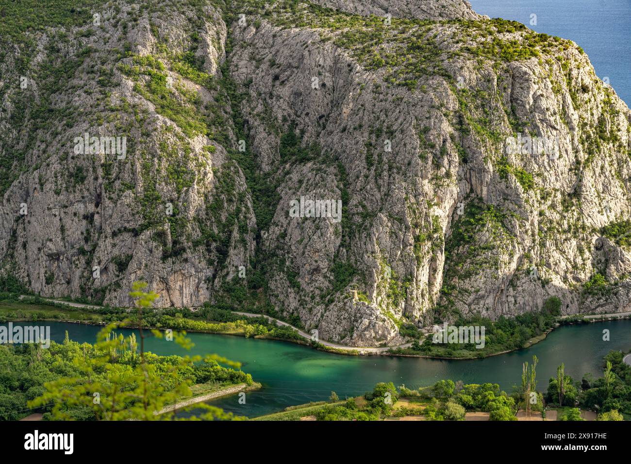 Cetina Schlucht Blick in die Cetina Schlucht mit dem Fluss Cetina bei ...