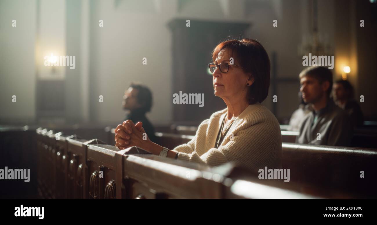 Jesus sitting with followers hi-res stock photography and images - Alamy