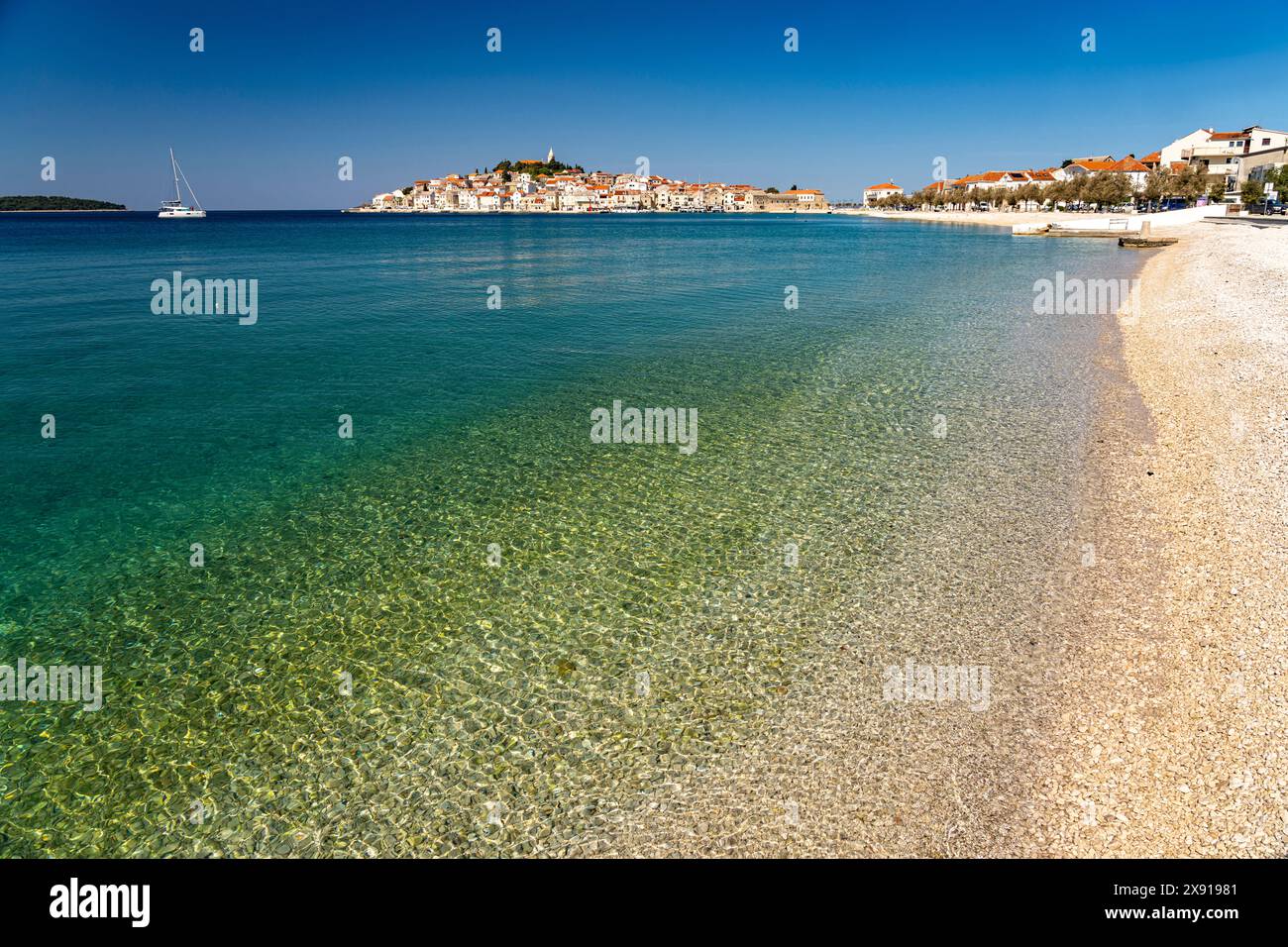 Strand und Halbinsel mit der Altstadt von Primosten, Kroatien, Europa ...