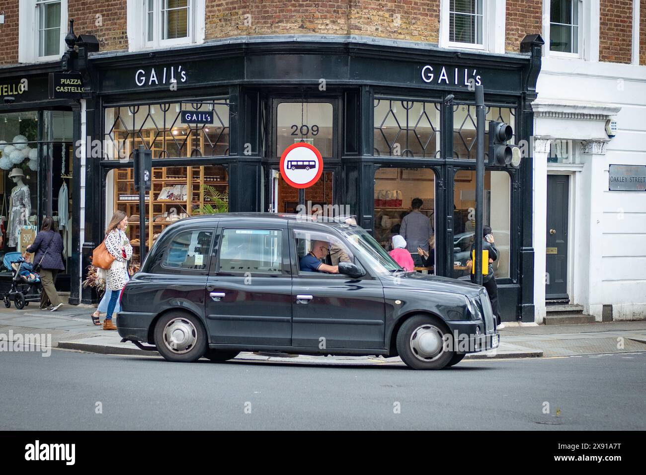 LONDON- MAY 23, 2024: Kings Road Chelsea shopping street scene ...