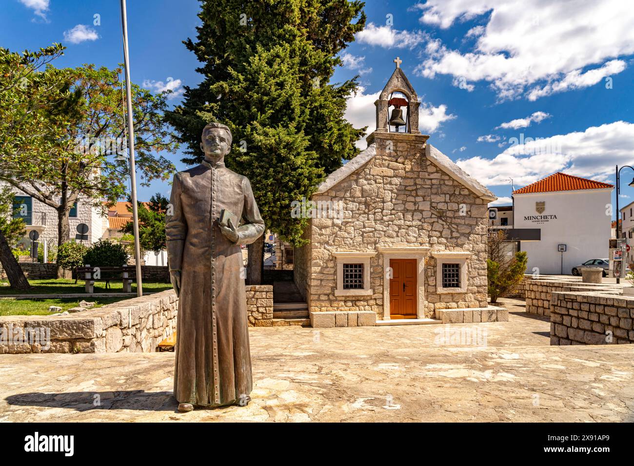 Kirche Sv. Rok Primosten Statue vor der Kirche Sv. Rok in Primosten ...