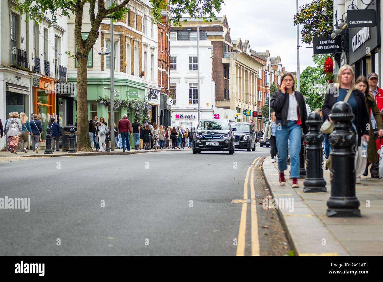 LONDON- MAY 23, 2024: Kings Road Chelsea shopping street scene ...