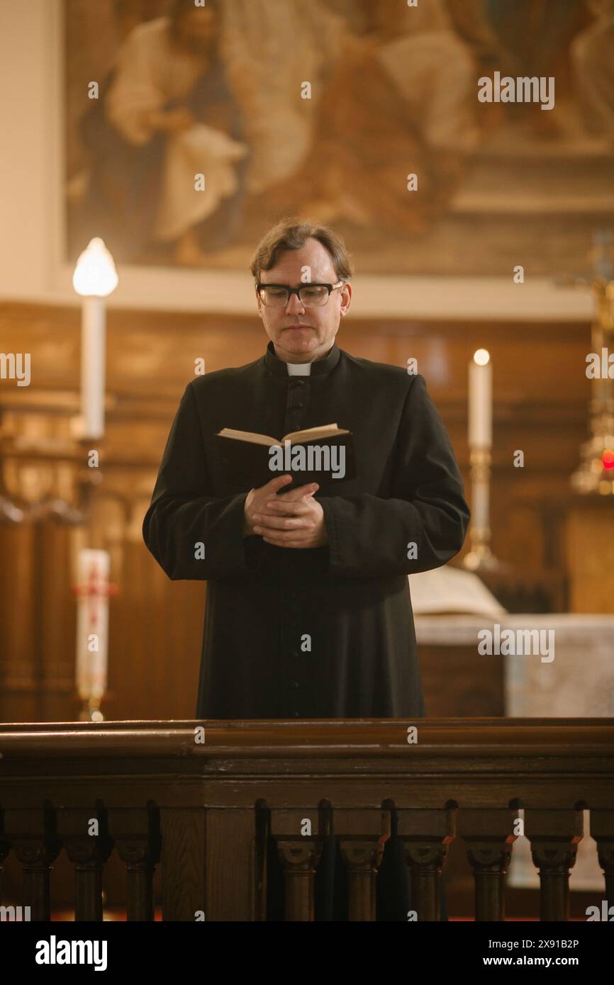 Sunday parish communion service hi-res stock photography and images - Alamy