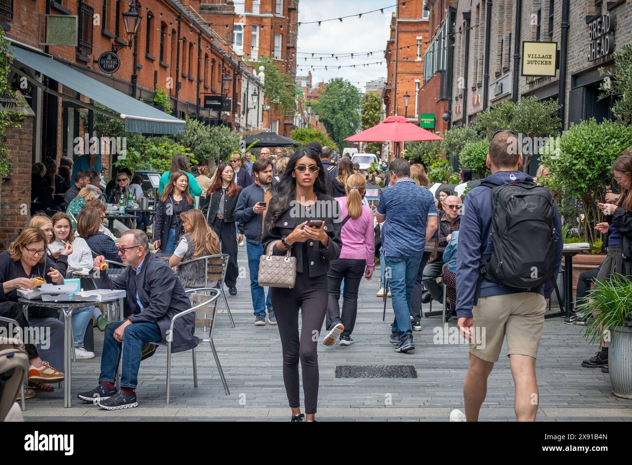 LONDON- MAY 23, 2024: Pavilion Road in Chelsea / Knightsbridge area of ...