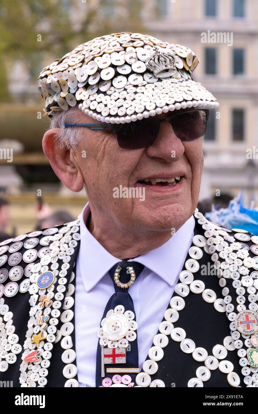 Traditional cockney costume hi-res stock photography and images - Alamy