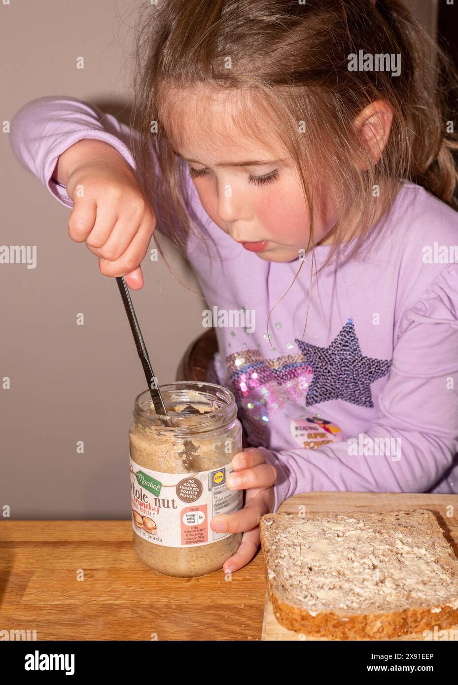 Child making a peanut butter sandwich Stock Photo - Alamy