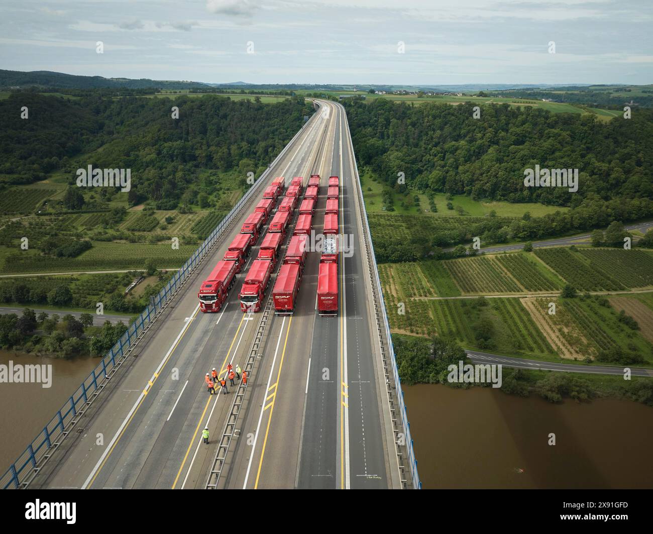 Trucks with a total weight of 960 tonnes stand on the Moselle valley ...