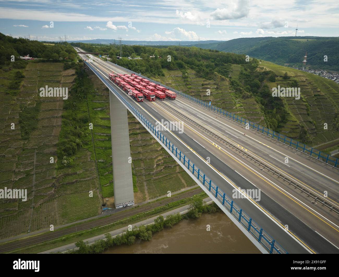 Trucks with a total weight of 960 tonnes stand on the Moselle valley ...