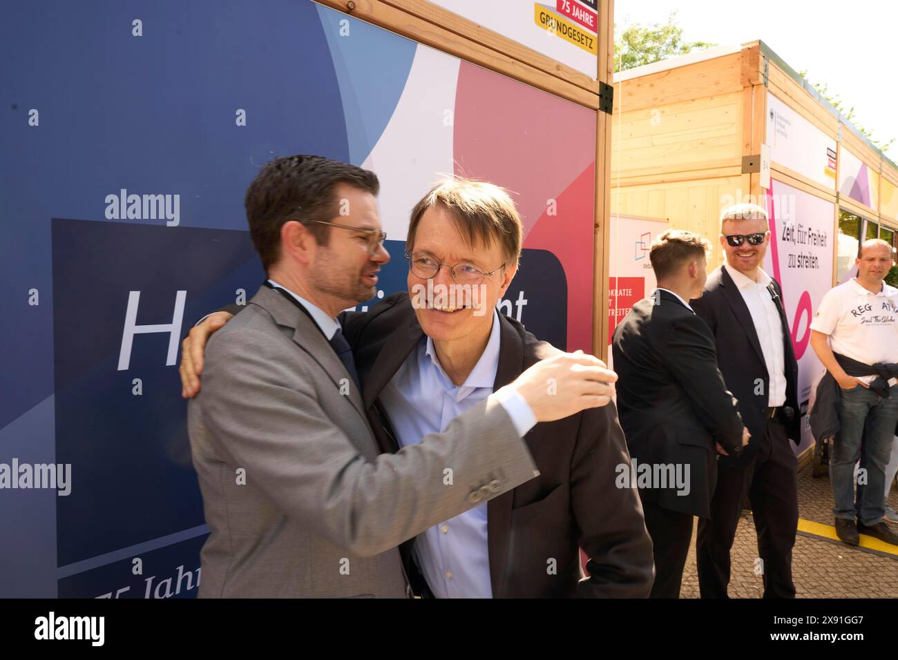 Justice Minister Marco Buschmann (FDP, l) and Health Minister Karl ...