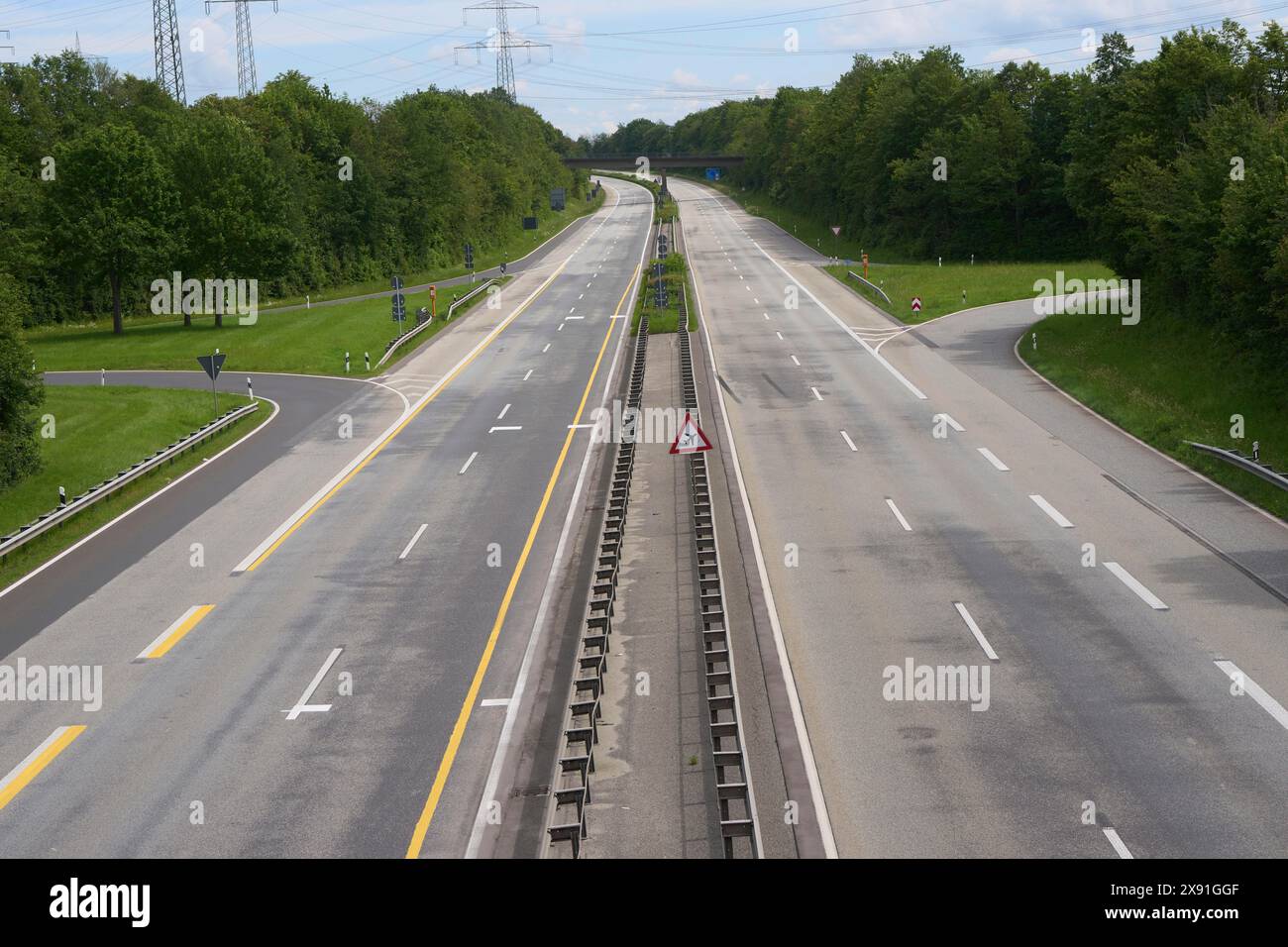 Trucks with a total weight of 960 tonnes stand on the Moselle valley ...