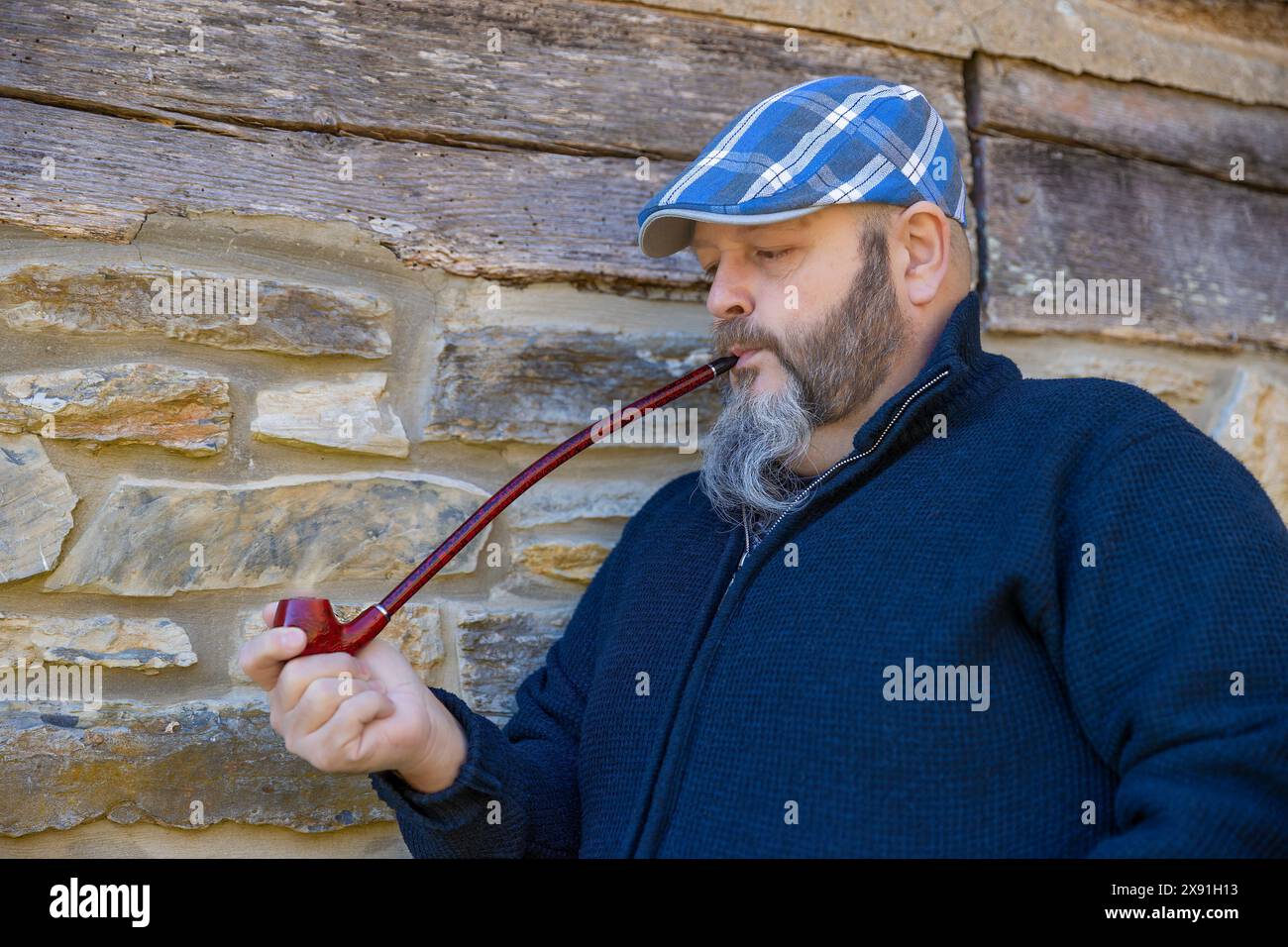 Man wearing hat and smoking pipe hi-res stock photography and images ...