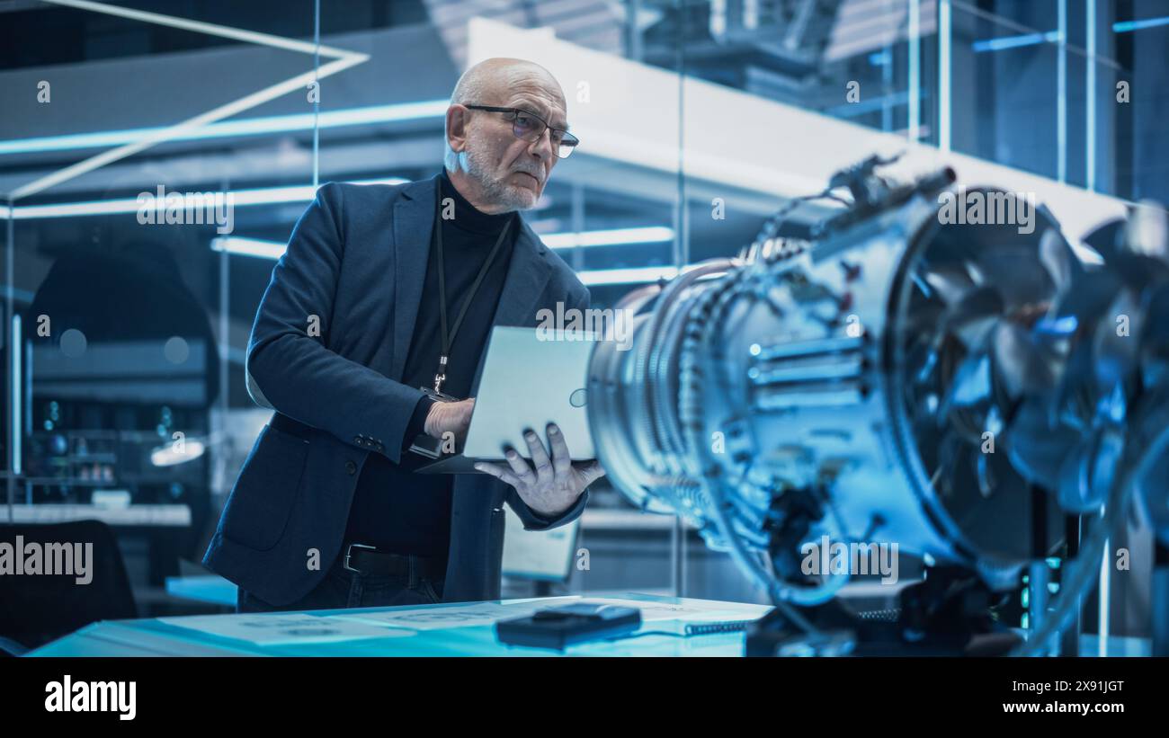 Aircraft engineer working on engine hi-res stock photography and images ...