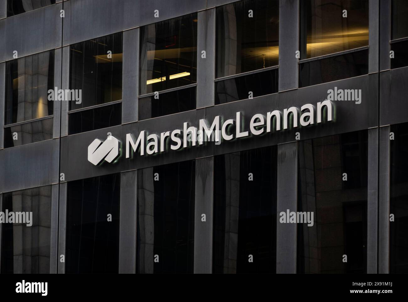 Marsh mclennan headquarters building sign logo hi-res stock photography ...