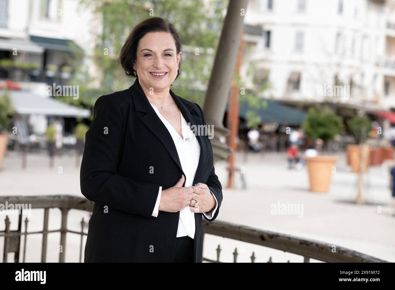 Poseful hi-res stock photography and images - Alamy