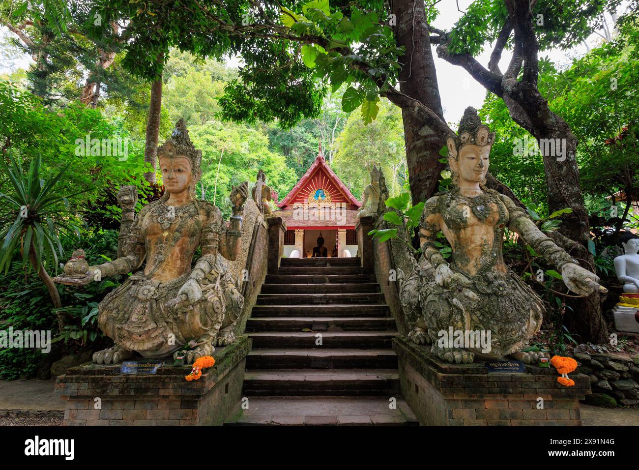 Ancient wat pha lat hi-res stock photography and images - Alamy