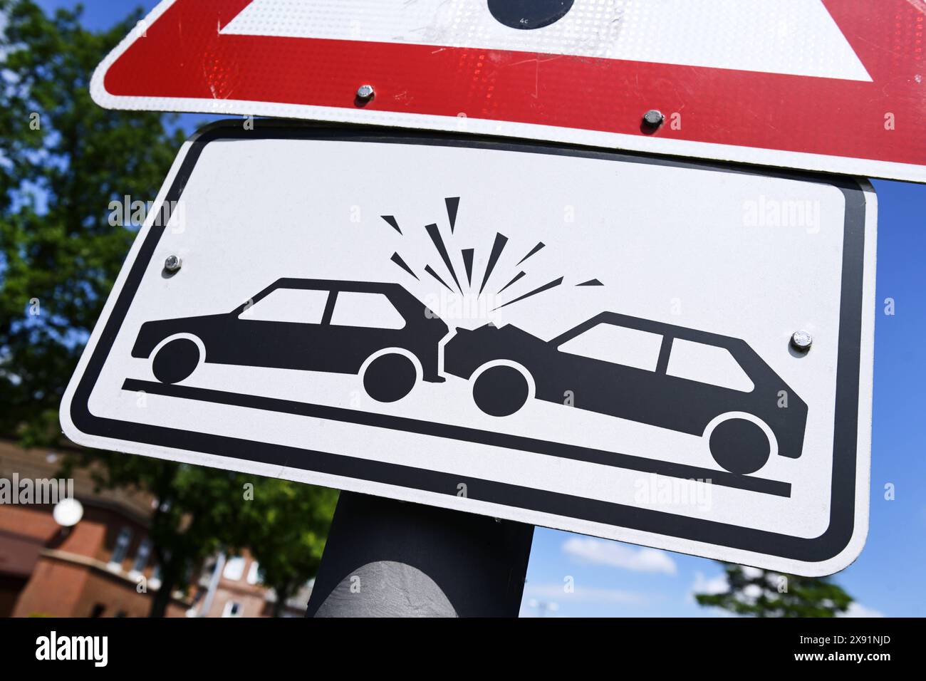 Verkehrsschild Unfallgefahr *** Traffic sign Danger of accident Stock ...