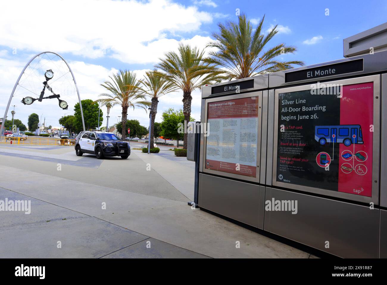 City metro bus outside el hi-res stock photography and images - Alamy