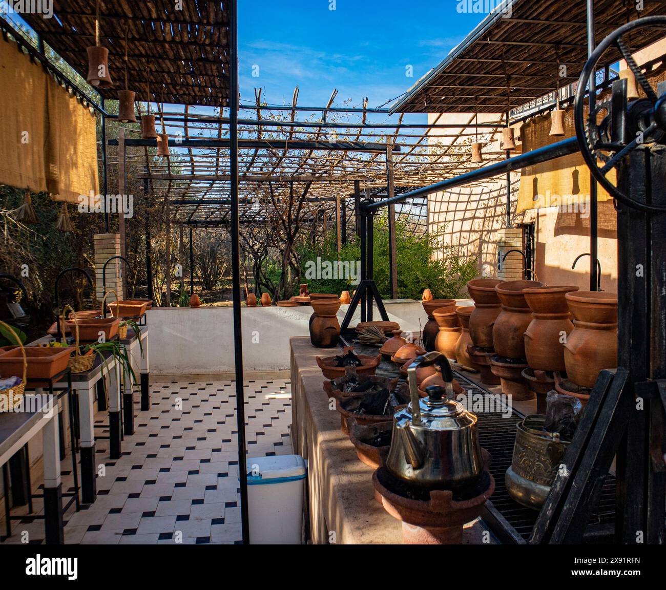 Clay cooking pots hi-res stock photography and images - Alamy