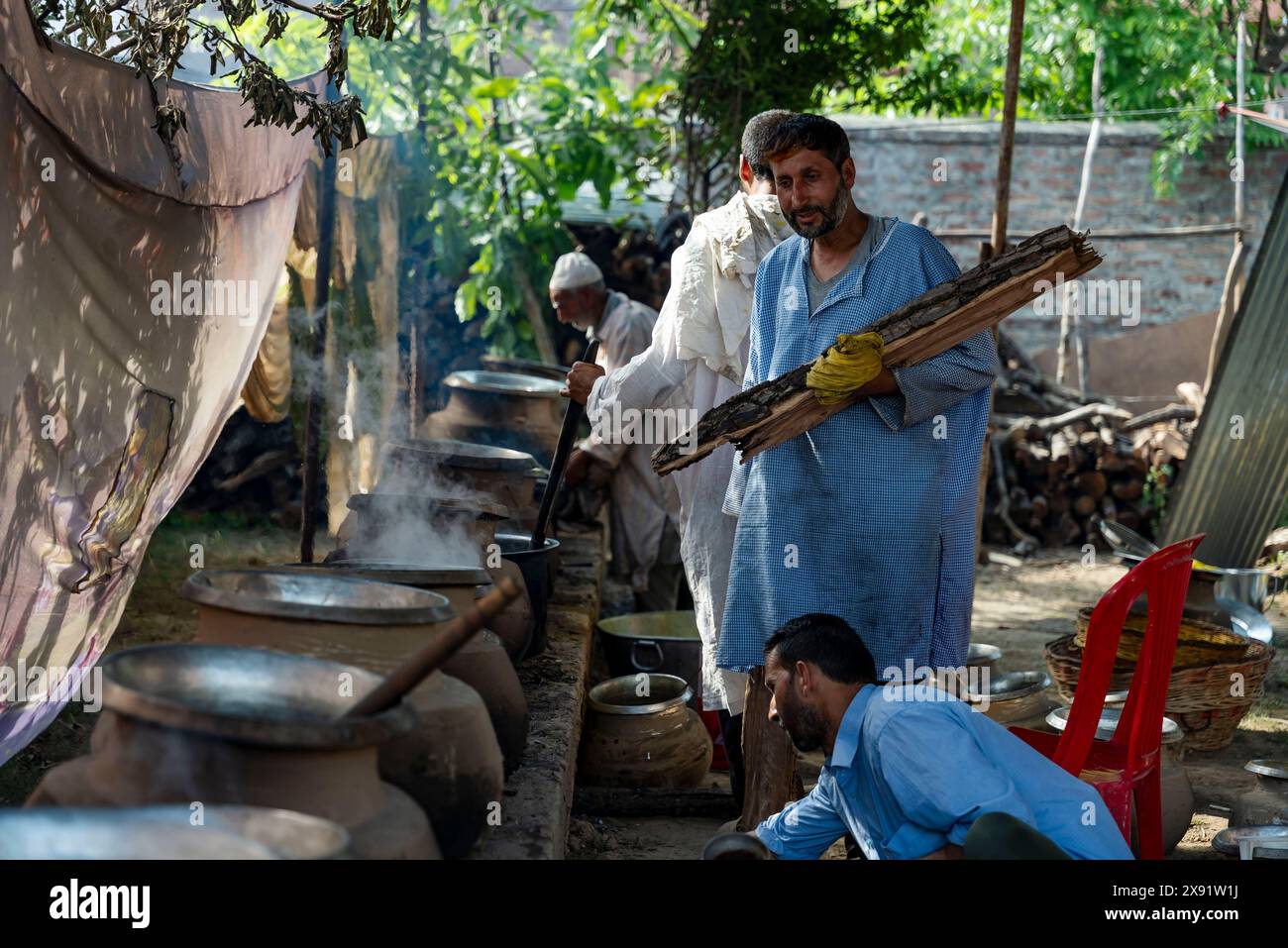 Traditional Kashmiri chefs prepare traditional Kashmiri wazwan in ...