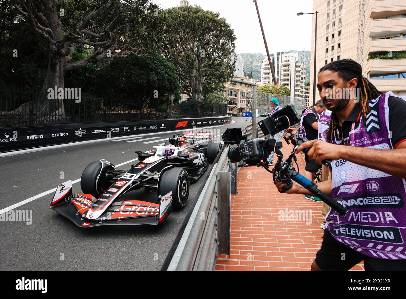 20 MAGNUSSEN Kevin (den), Haas F1 Team VF-24 Ferrari, action with a ...