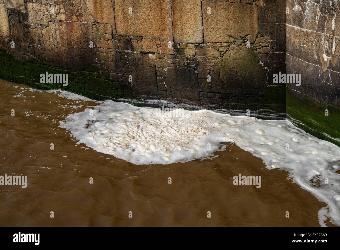 Pollution on the River Mersey in Liverpool Stock Photo - Alamy