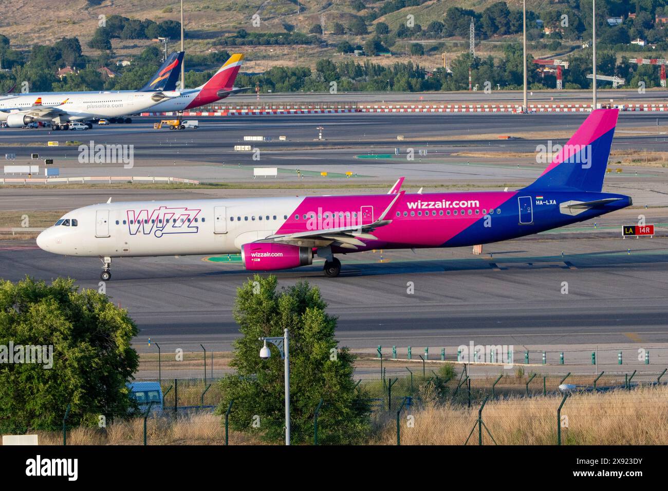 Aerolinea wizz air hi-res stock photography and images - Alamy