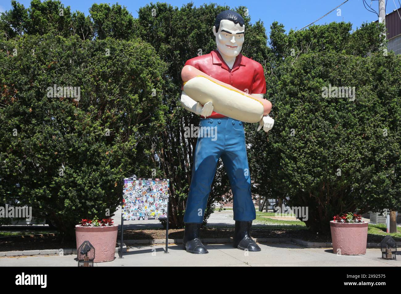 Muffler man hi-res stock photography and images - Alamy