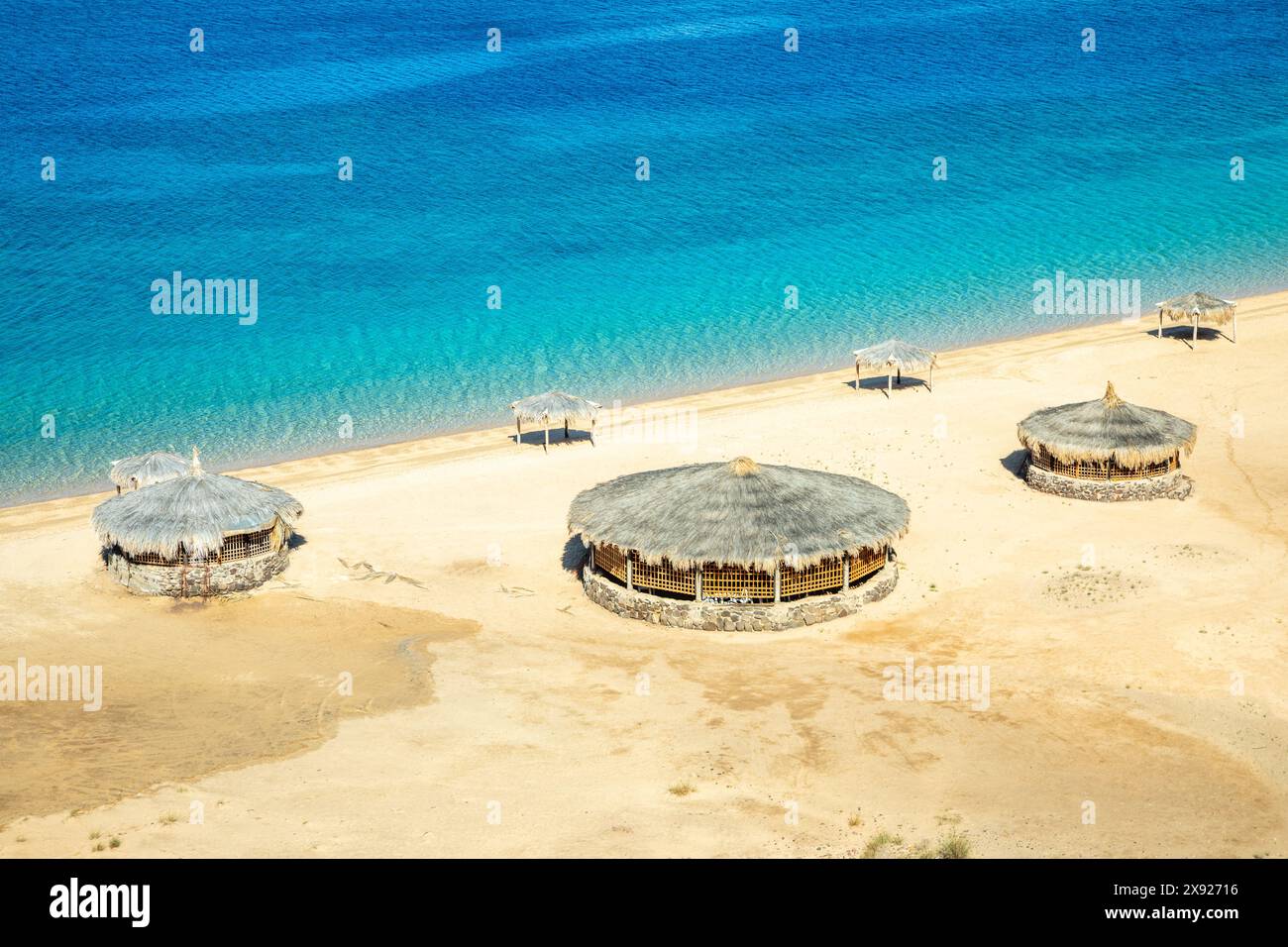 Sable Blanc sand beach with straw huts and turquoise sea, Tajourah ...