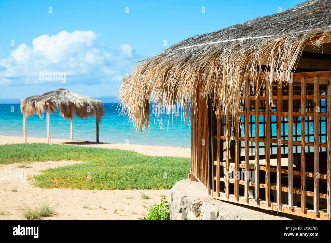 Sable Blanc sand beach with straw huts and turquoise colored sea ...