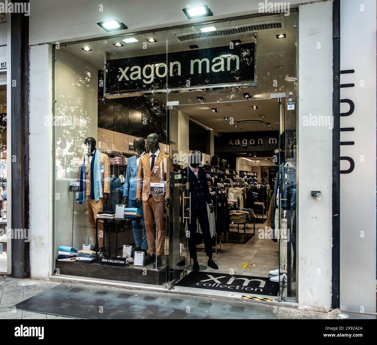 Men's clothing store upscale hi-res stock photography and images - Alamy