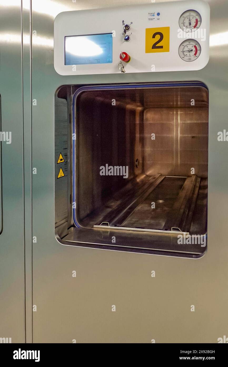 Open autoclave sterilizer. Autoclave 016792 013 Stock Photo - Alamy