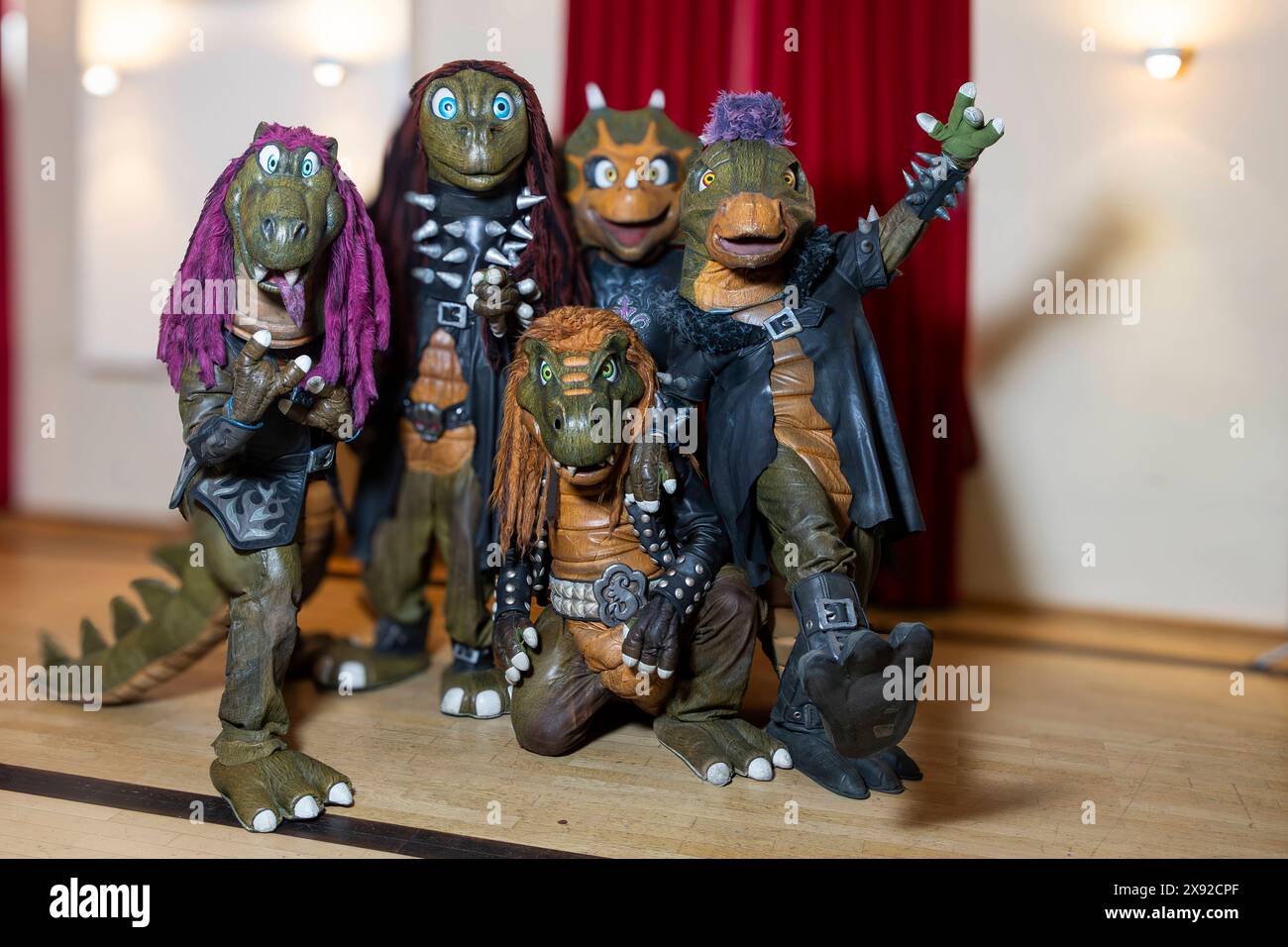 Die Dino Metal Band Heavysaurus mit Riffi Raffi Gitarre, Komppi Momppi ...
