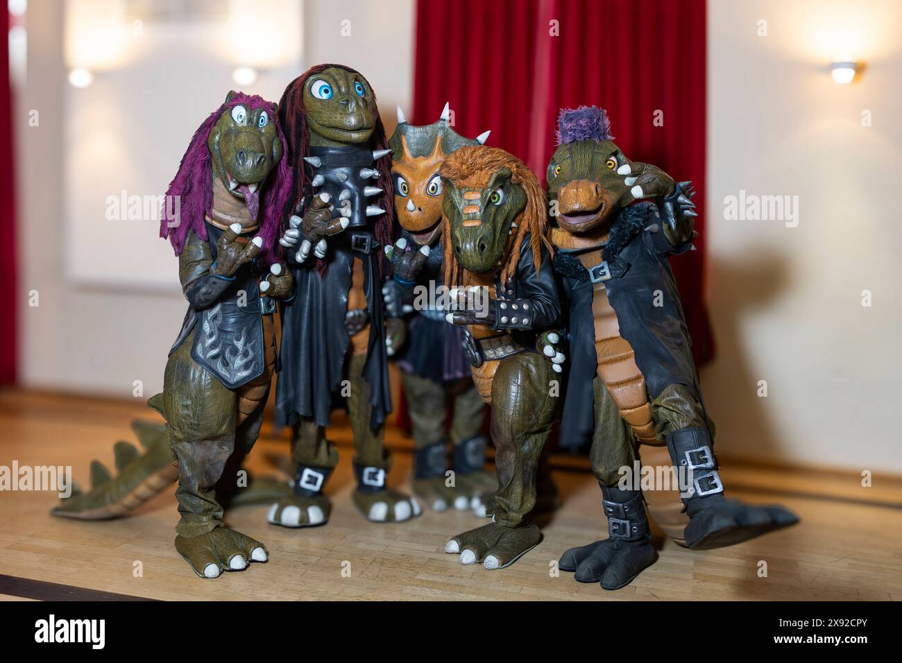 Die Dino Metal Band Heavysaurus mit Riffi Raffi Gitarre, Komppi Momppi ...