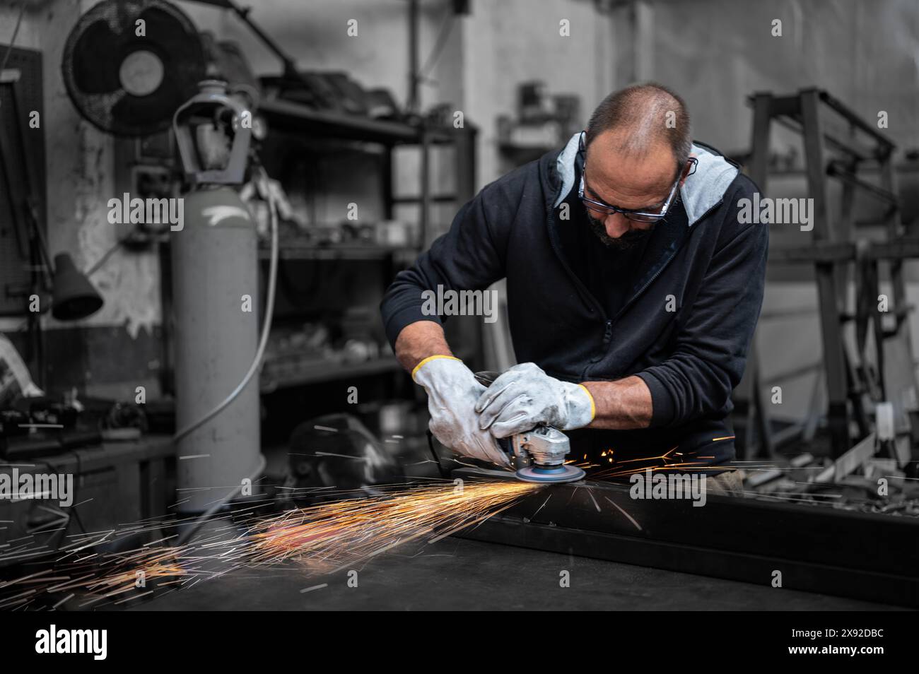 Using the flexible disc grinder on a metal bar: When the tool touches ...
