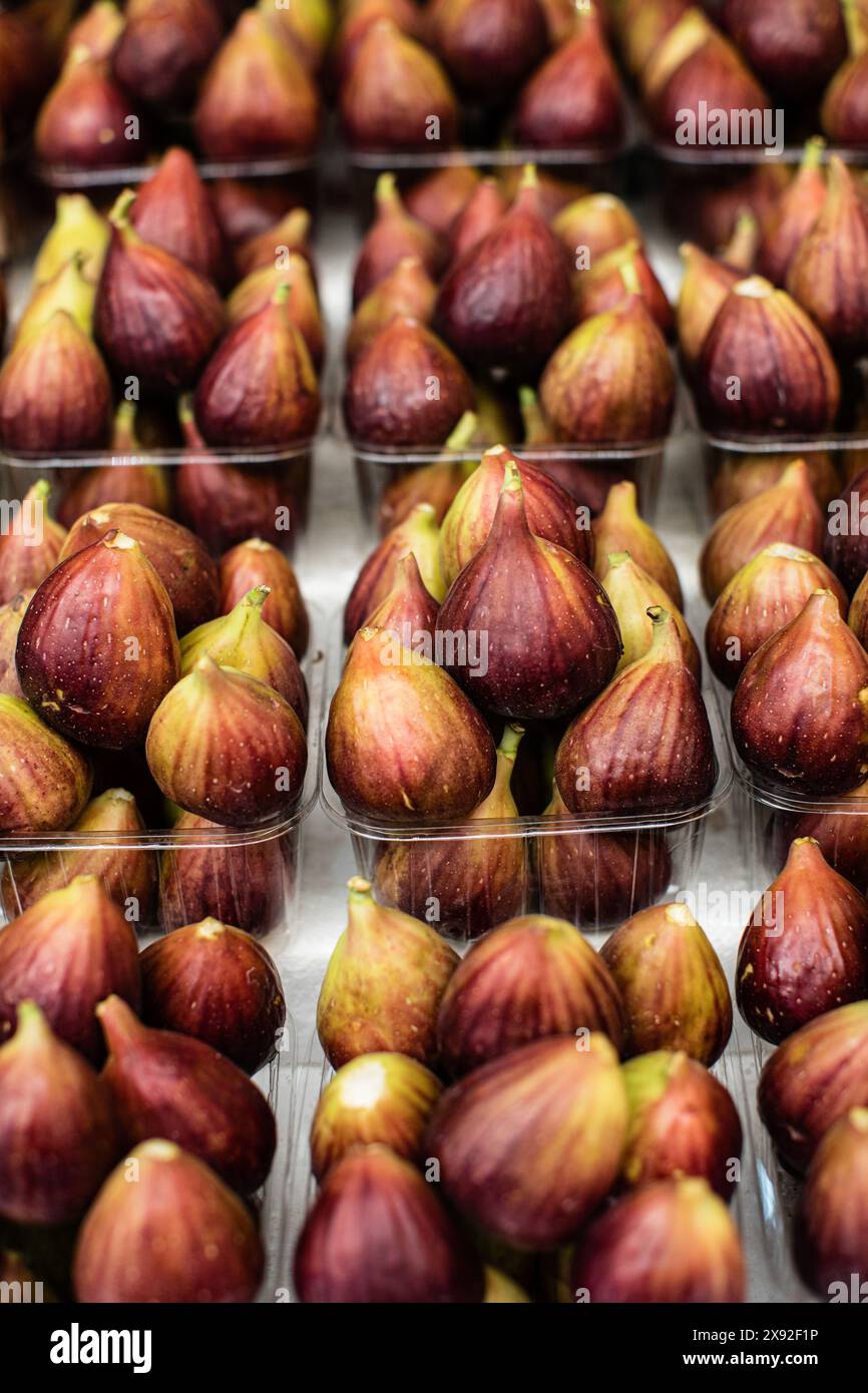Figs in food market, Tel Aviv, Israel Stock Photo - Alamy
