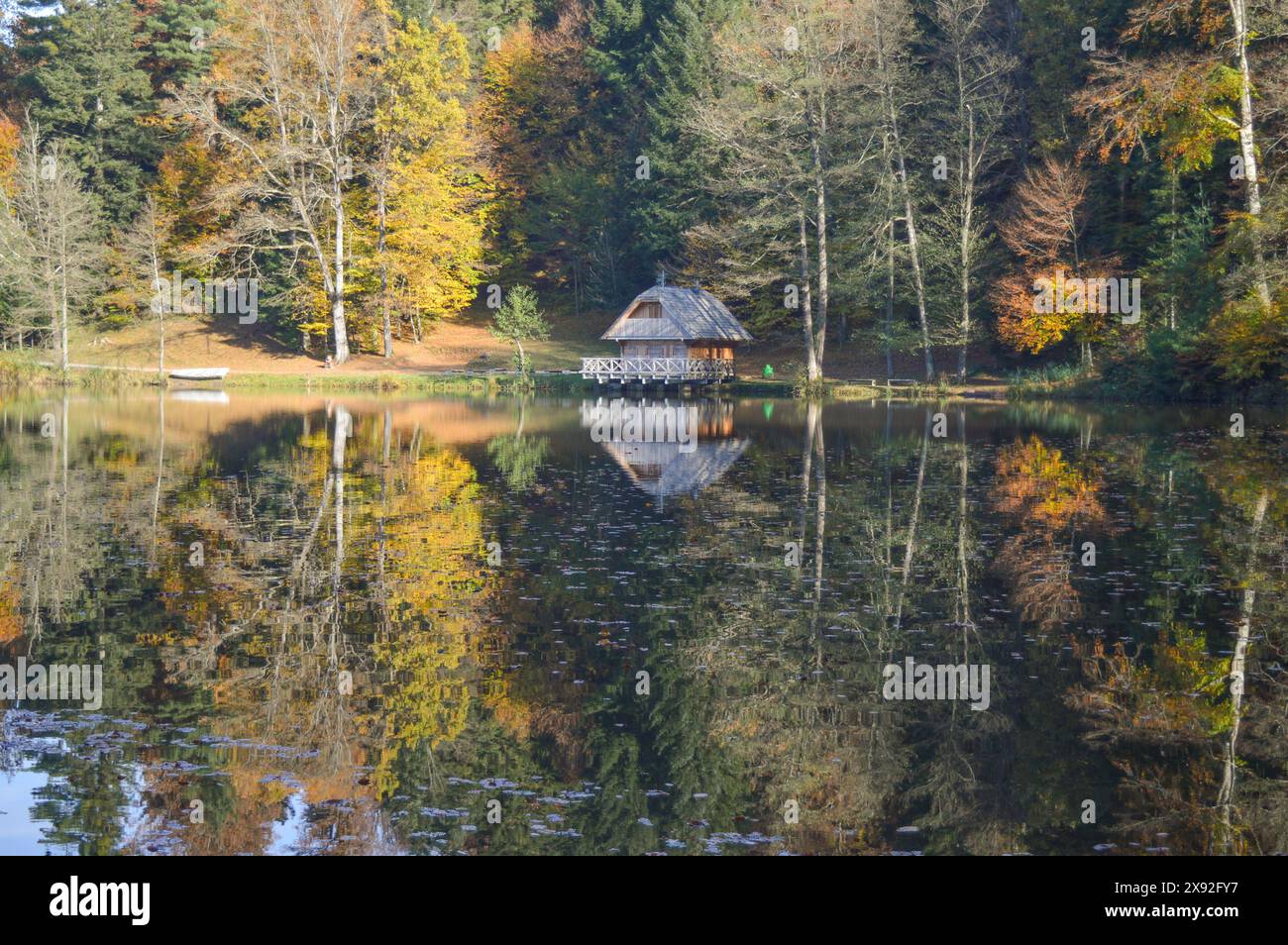 Wooden cottage on lake Trakoscan. Autumn colors, reflection in water ...