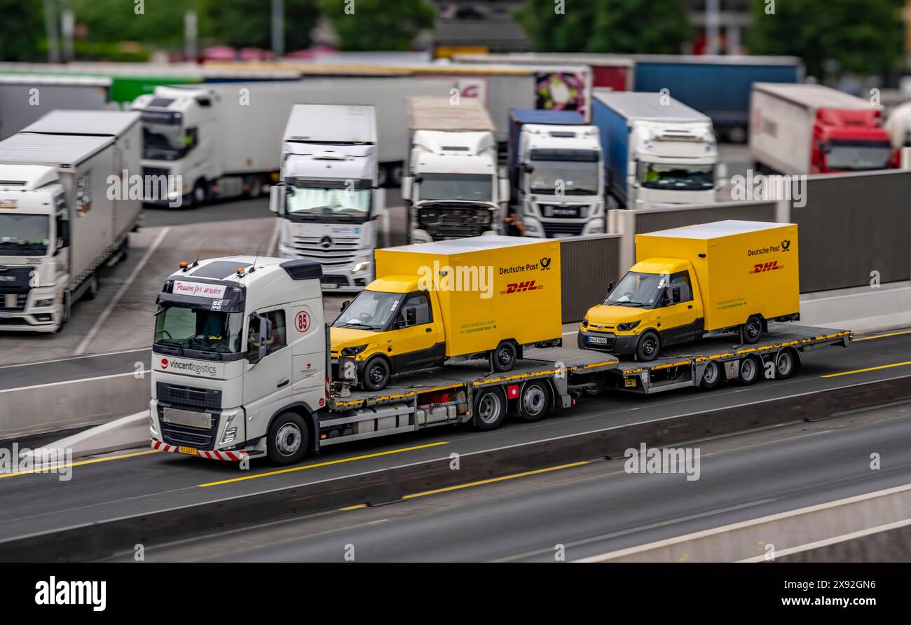 Car transporter with 2 new delivery vehicles for Deutsche Post, DHL ...