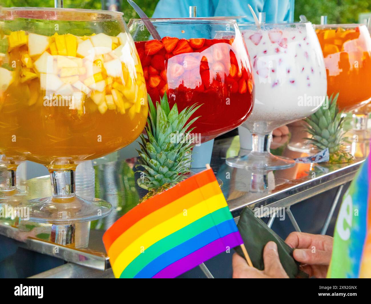 Punch bowls hi-res stock photography and images - Alamy