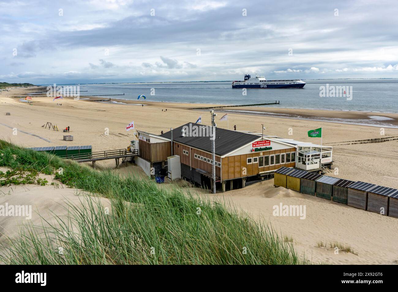 Beach restaurant, Strandpaviljoen De Zeeuwse Rivièra, on the North Sea ...