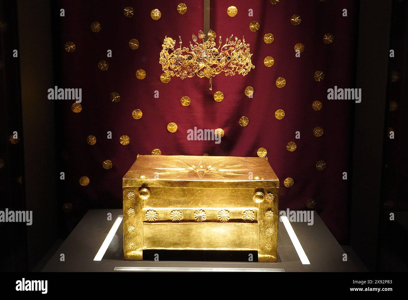 The golden wreath of Macedonian king Philip and the larnax containing ...