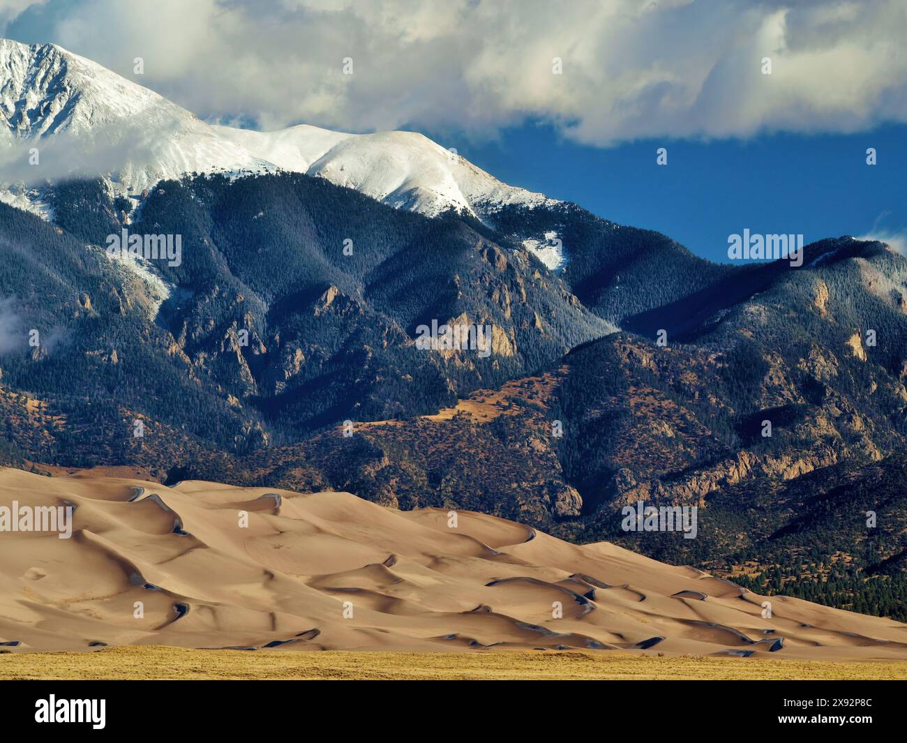 Sloping dune pattern and mountains hi-res stock photography and images ...