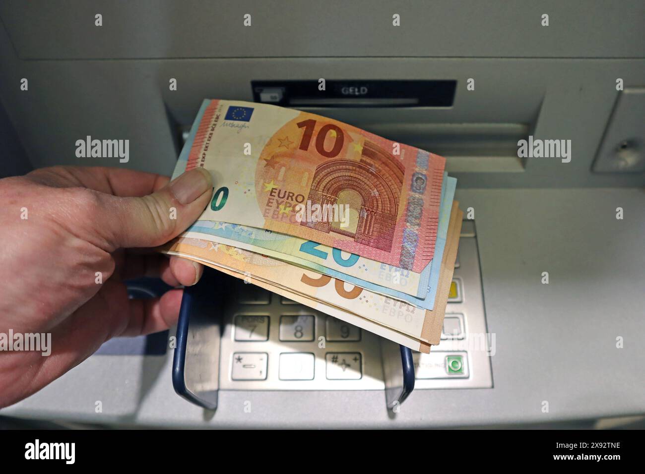 Bargeldversorgung hi-res stock photography and images - Alamy