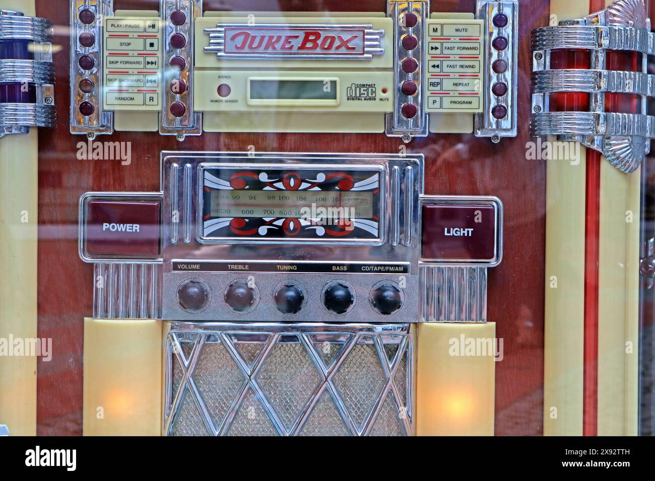 Musikboxen für Liebhaber Eine Jukebox, auch als Musikbox bekannt, ist ...