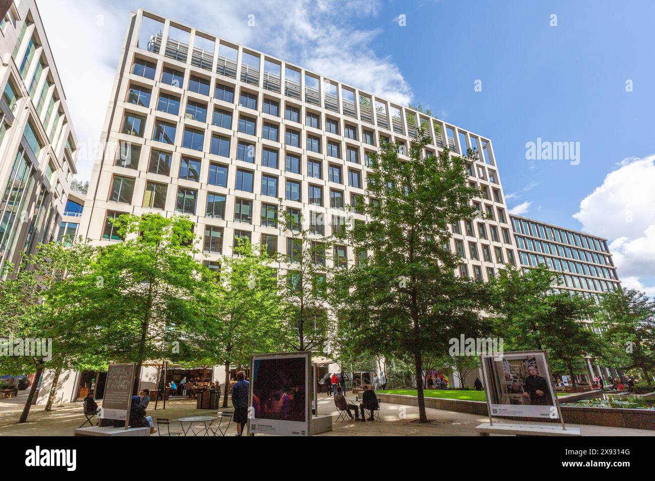Kings cross london square hi-res stock photography and images - Alamy