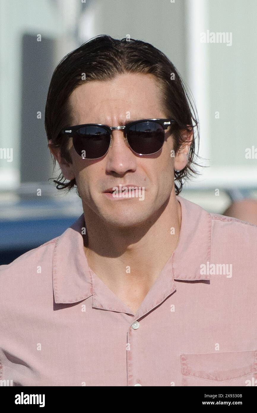 Jake Gyllenhaal seen on the sidewalk of Venice during the set of ...