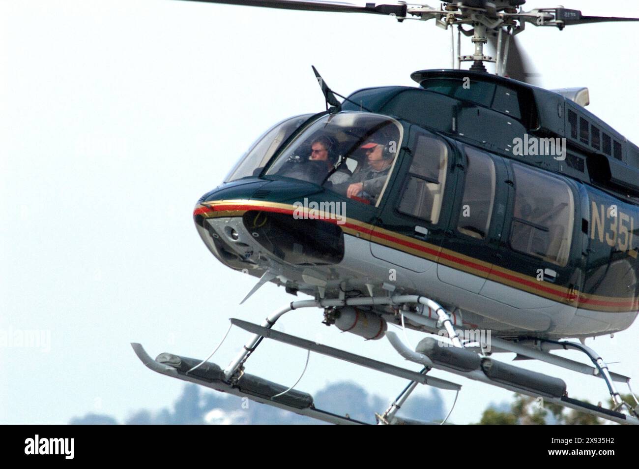 EXCLUSIF---- Harris Ford pilot his helicopter for a couple hours Stock ...