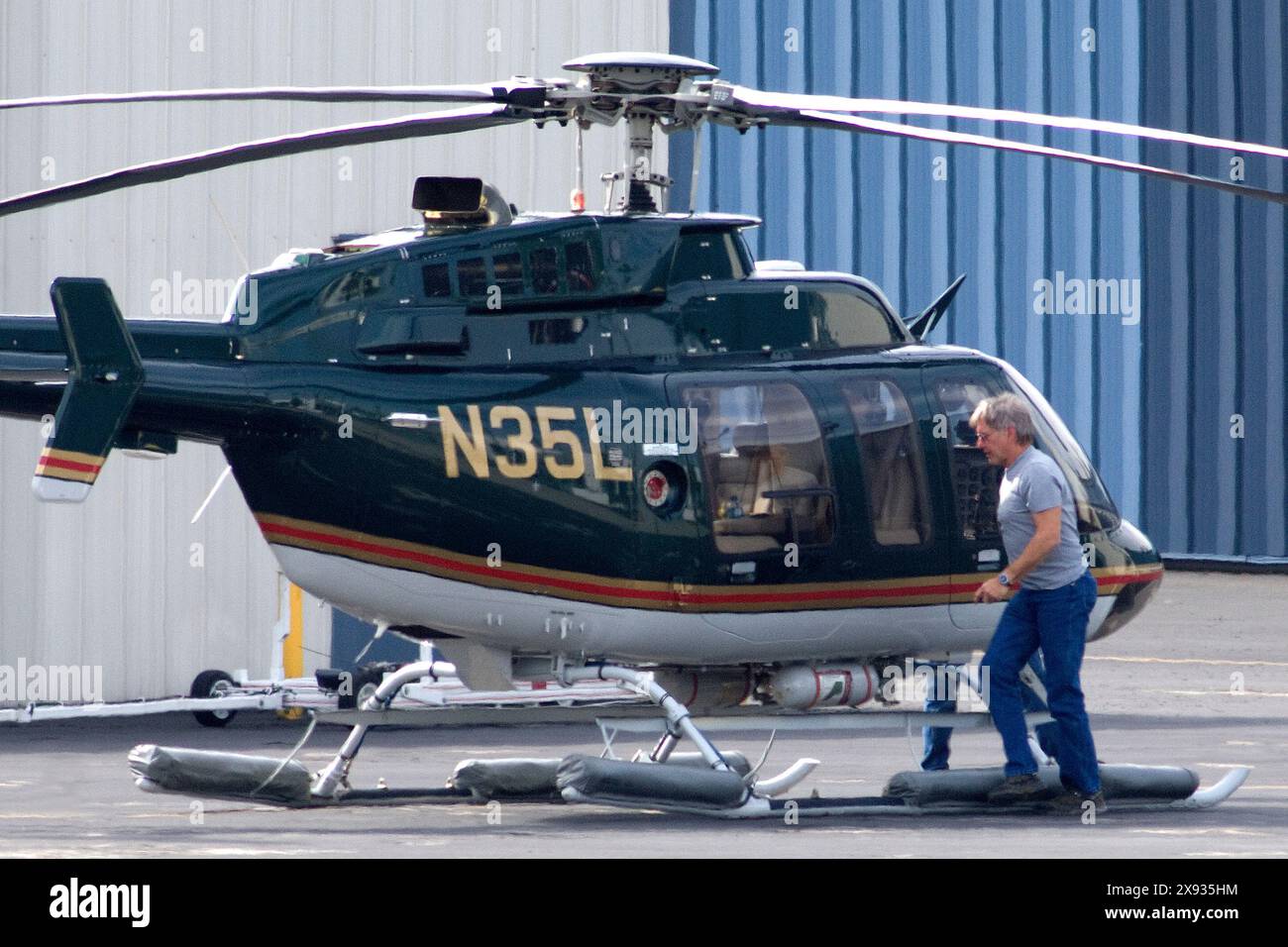 EXCLUSIF---- Harris Ford pilot his helicopter for a couple hours Stock ...