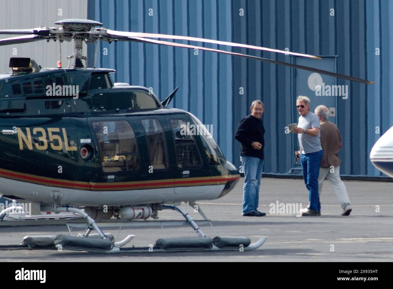 EXCLUSIF---- Harris Ford pilot his helicopter for a couple hours Stock ...