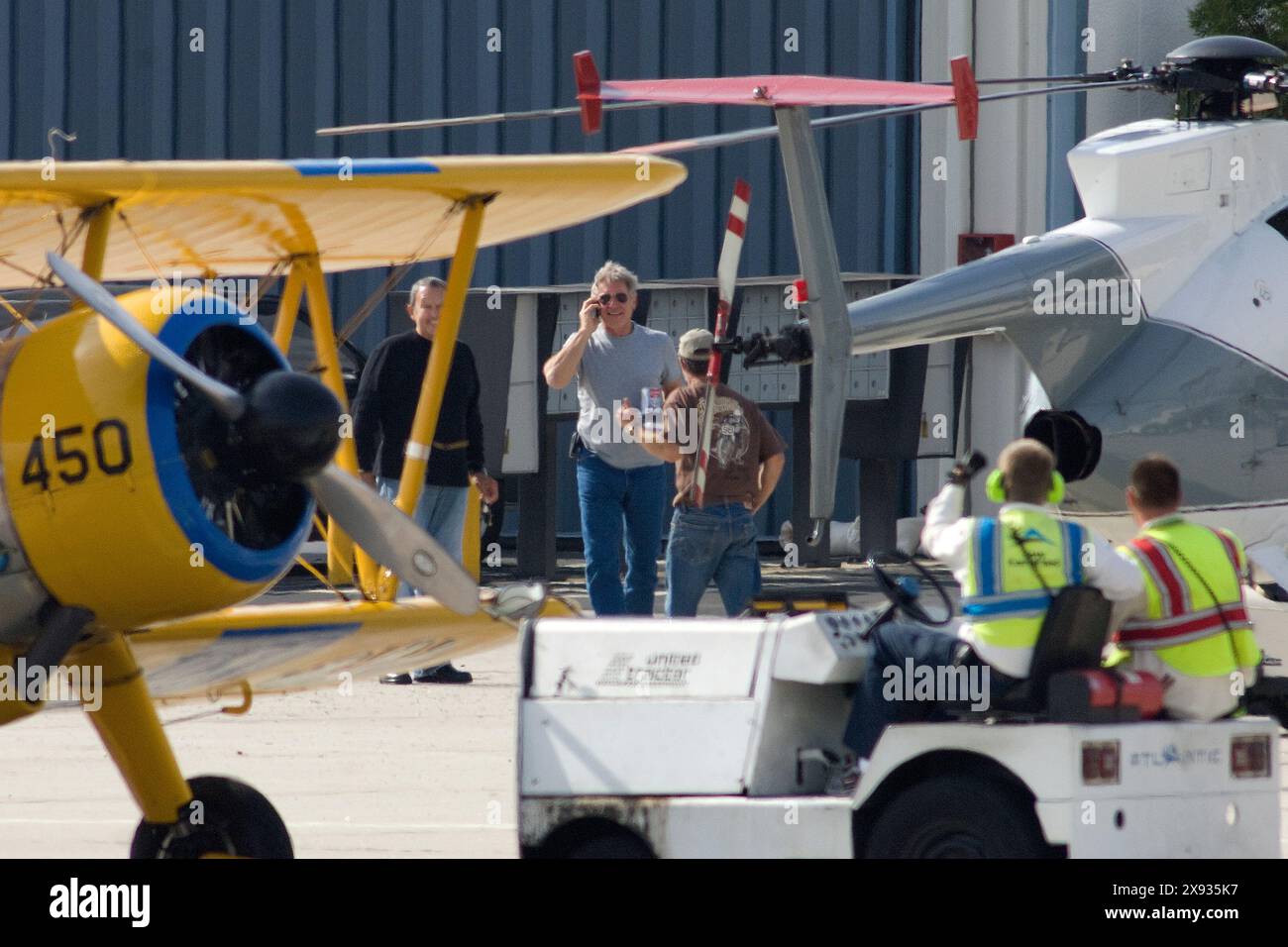 EXCLUSIF---- Harris Ford pilot his helicopter for a couple hours Stock ...
