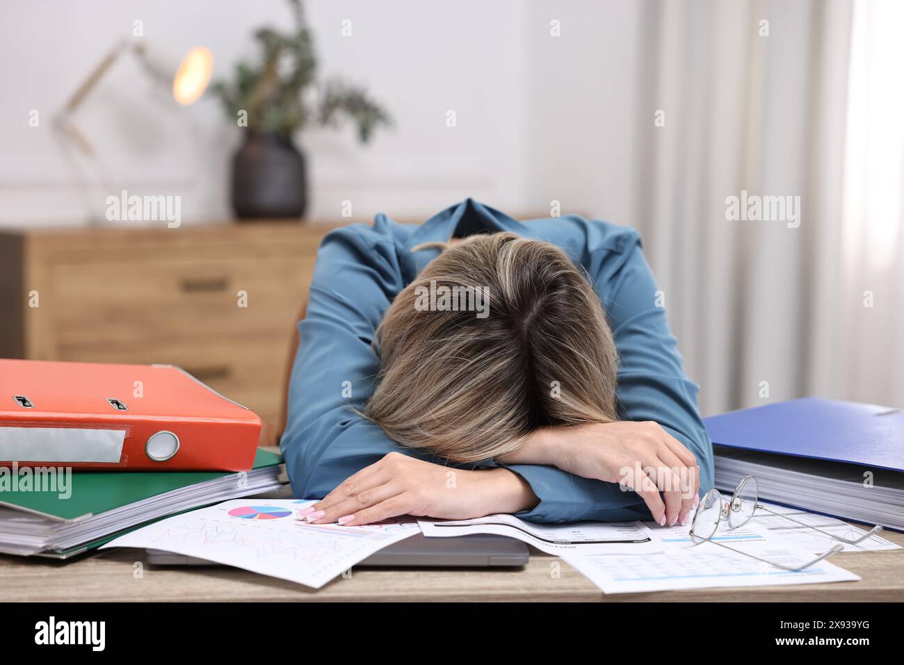 Unproductive at work hi-res stock photography and images - Alamy